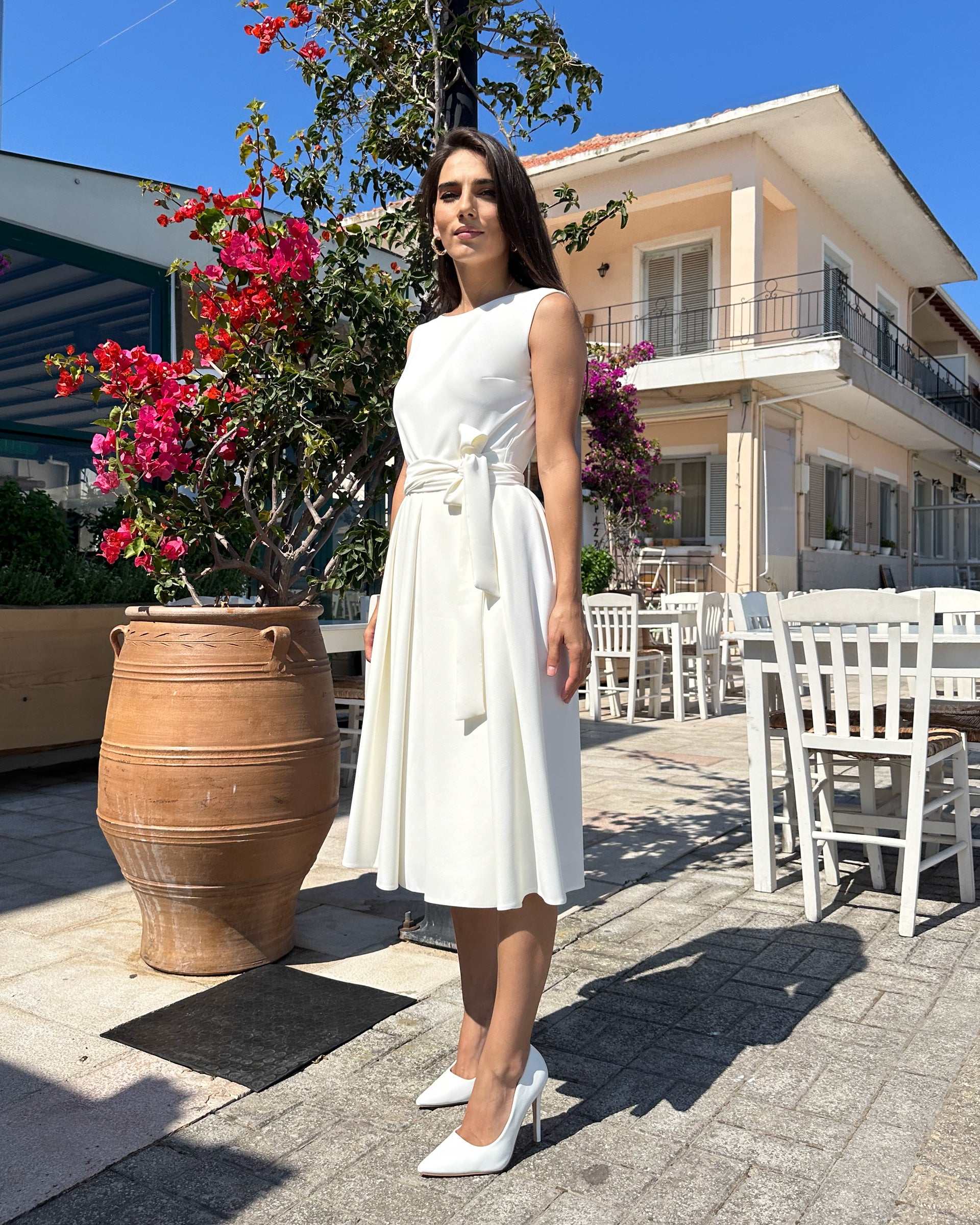 Rochie cununie civila albă cu pliuri, fara mâneci ofera look elegant